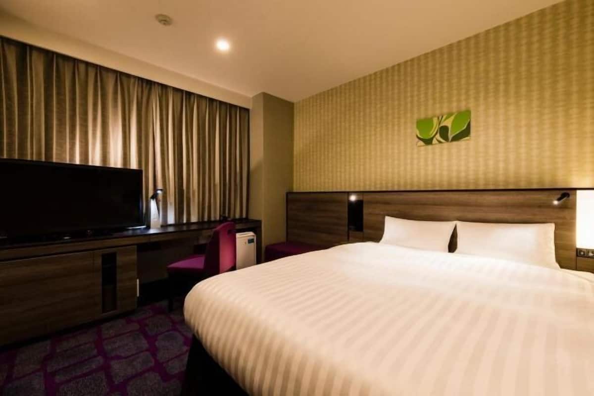 Cortinas/cortinados opacos, Wi-fi grátis, roupa de cama fornecida