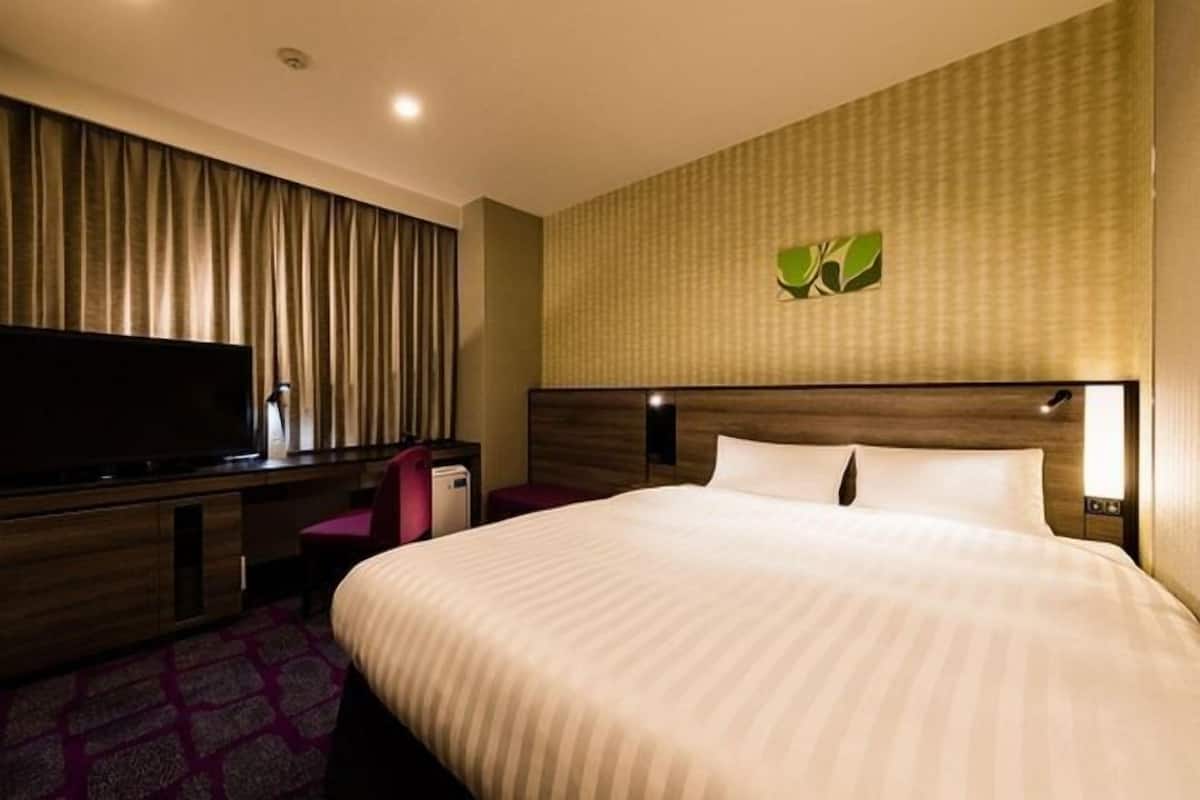 Cortinas/cortinados opacos, Wi-fi grátis, roupa de cama fornecida