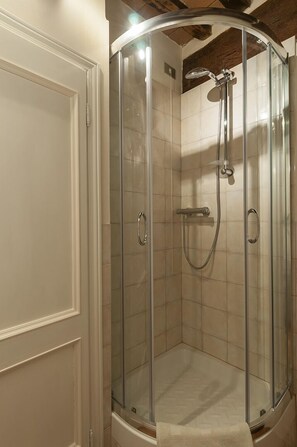 Apartamento, 4 quartos | Casa de banho | Um polibã, artigos de higiene pessoal grátis, um secador de cabelo
