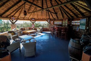 2 bares/lounges, um bar junto à piscina 