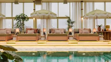 Piscina interior, piscina exterior, espreguiçadeiras