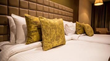 Quarto casal ou duplo empresarial, 1 cama King | Sala de estar | TV LED
