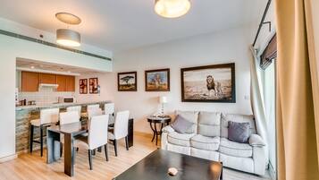 Apartamento Comfort, 1 cama queen-size, junto ao jardim | Sala de estar | Televisor de ecrã plano de 50 polegadas com canais por cabo, televisor
