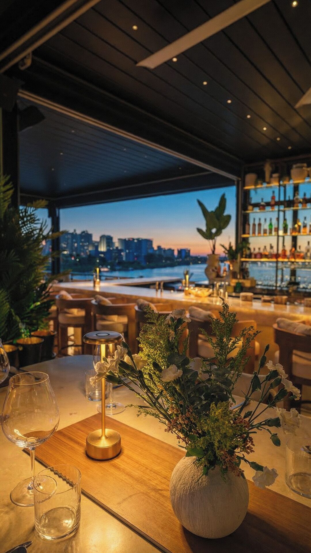 2 restaurantes, café da manhã, local e internacional