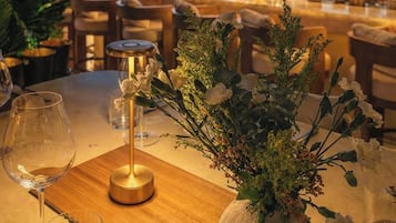 2 restaurantes, café da manhã, local e internacional