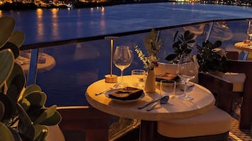 2 restaurantes, café da manhã, local e internacional