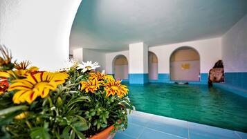 Piscina interna, piscina externa, guarda-sóis, espreguiçadeiras
