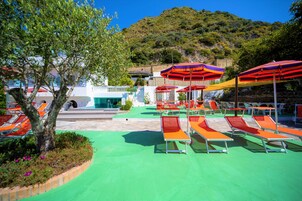 Terraço com espreguiçadeiras