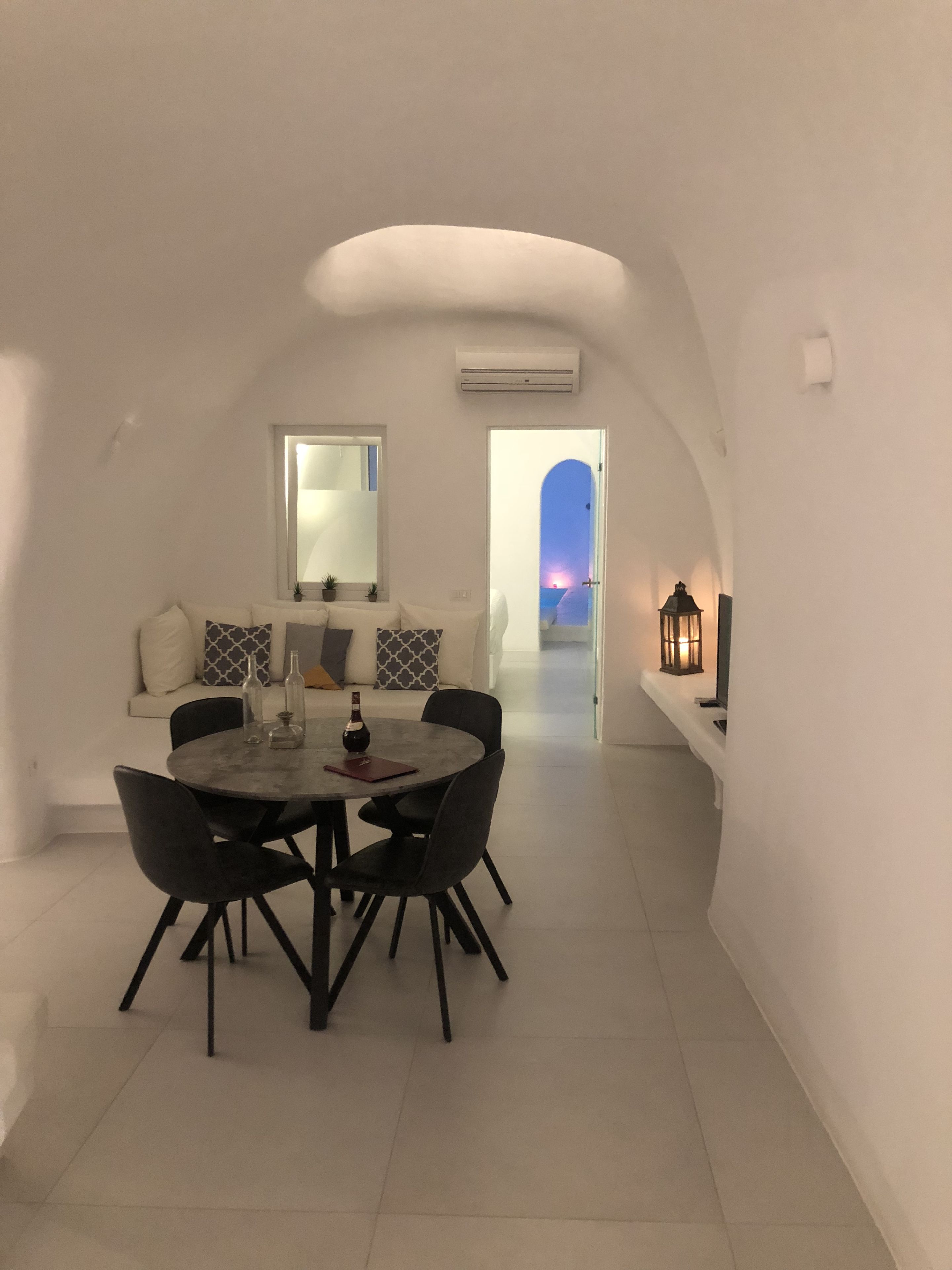 Apartamento Deluxe, 2 quartos, piscina privativa | Sala de estar | Televisor de ecrã plano de 20 polegadas com canais de TV premium 
