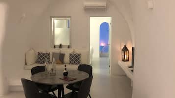 Apartamento Deluxe, 2 quartos, piscina privativa | Sala de estar | Televisor de ecrã plano de 20 polegadas com canais de TV premium