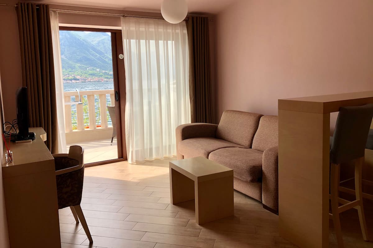 Apartamento, 1 quarto, vista para o mar | Sala de estar | TV de ecrã plano