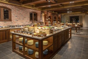 2 restaurantes: servem pequenos-almoços, almoços e jantares