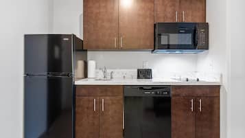 Quarto standard, 2 camas Queen, para não fumantes | Cozinha privada | Geladeira, micro-ondas, cafeteira/chaleira