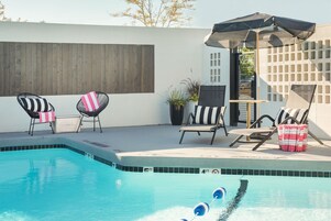 Piscina exterior sazonal, da(s) 8:00 à(s) 22:00, guarda-sóis 