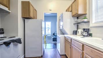 Um frigorífico, um micro-ondas, um forno, uma placa de cozinha