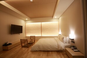 Quarto casal superior | Roupas de cama premium, cofres nos quartos, quartos à prova de som