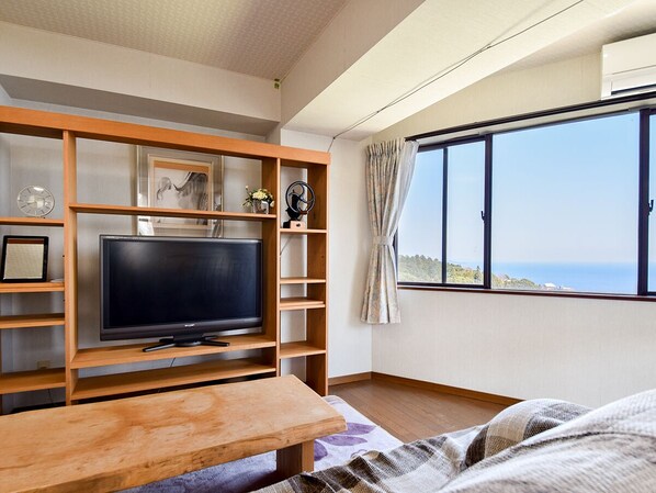 Room in main building (A-5/A-4/B-5/B-4/A-6) - Main Building Guest Room 4-5F | Área de estar | TV de tela plana