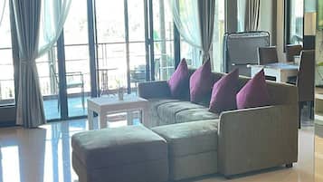 Vila, 2 quartos, vista para a colina | Sala de estar | TV de tela plana 32 polegadas com canais a cabo, TV