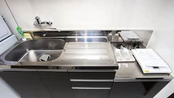 Um frigorífico, um micro-ondas, uma placa de cozinha