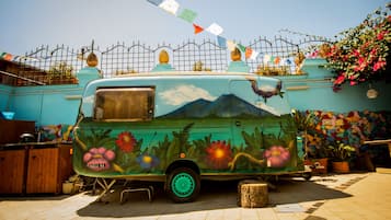 Trailer básico, 1 cama de casal, banheiro compartilhado, vista para o jardim | 1 quarto, Wi-Fi de cortesia, roupa de cama