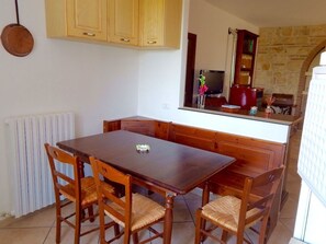 Apartamento, 2 quartos | Refeições no quarto