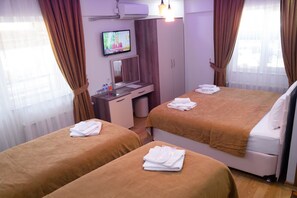 Quarto Quádruplo | Minibar, secretária, quartos insonorizados, Wi-fi grátis