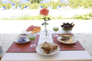 Pequeno-almoço tipo buffet diário incluído 