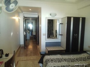 Quarto casal executivo | Cofres nos quartos, escrivaninha, ferros/tábuas de passar roupa