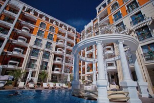 Piscina exterior sazonal, guarda-sóis, espreguiçadeiras 