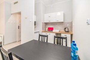 Apartamento | Cozinha privada | Um frigorífico, um micro-ondas, uma cafeteira/bule 