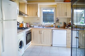 Villa, 3 quartos | Kitchenette privada | Um frigorífico, um micro-ondas, um forno, uma placa de cozinha