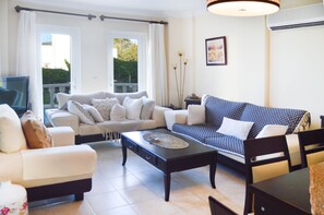 Villa, 3 quartos | Sala de estar | Televisor LCD
