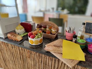Quarto Duplo Standard | Buffet de pequeno-almoço | Pequeno-almoço tipo buffet diário mediante uma taxa 