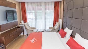 Frigobar, cofres nos quartos, escrivaninha, quartos à prova de som