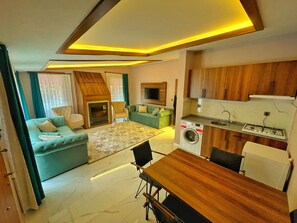 Apartamento Deluxe em Condomínio Fechado, 1 quarto | Sala de estar | Televisor LCD 