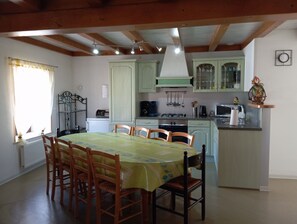 Apartamento (Bélué) | Cozinha americana privada | Geladeira, micro-ondas, torradeira, cadeirão de bebê