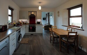 Casa de Campo Tradicional, 1 cama king-size, vista para o oceano | Cozinha privada | Um frigorífico, um micro-ondas, um forno, uma máquina de lavar louça 