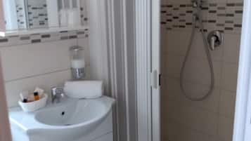 Quarto Duplo ou Twin | Casa de banho | Um polibã, artigos de higiene pessoal grátis, um secador de cabelo