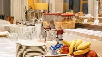 Um buffet de café da manhã com diversas opções de alimentos, uma torradeira e um espaço para café.