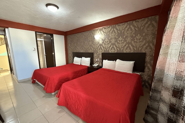 Quarto casal família, 2 camas de casal | Cortinas blackout, ferros/tábuas de passar roupa, Wi-Fi de cortesia