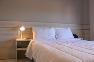 Quarto casal standard, 1 cama de casal | Frigobar, cofres nos quartos, individualmente decorados