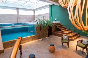 Piscina interna, piscina externa, espreguiçadeiras