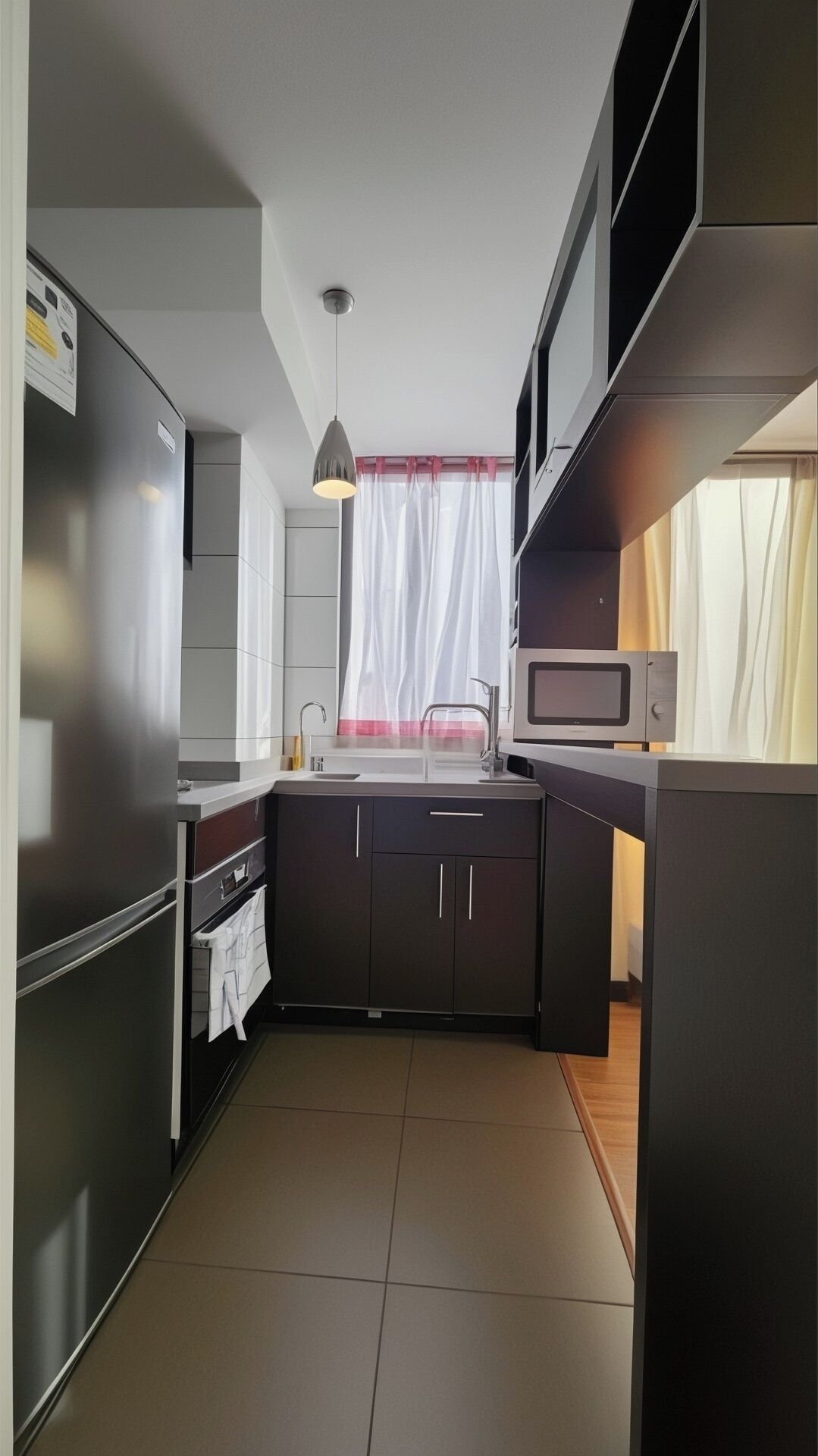 Um frigorífico, um micro-ondas, uma placa de cozinha 