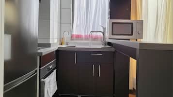 Um frigorífico, um micro-ondas, uma placa de cozinha