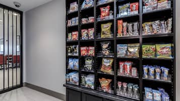 Exposição de lanches com diversos alimentos embalados.