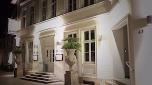 Fachada do alojamento (tarde/noite)