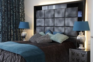 Quarto Duplo | Cofre no quarto, secretária, Wi-fi grátis, roupa de cama fornecida