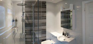 Apartamento premier, 1 cama King, cozinha, no jardim | Chuveiro
