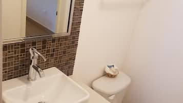 Quarto solteiro, 1 cama de casal | Banheiro | Chuveiro, produtos de toalete grátis, secador de cabelo