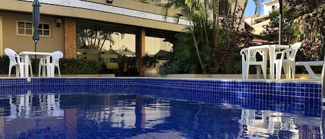 Piscina exterior, da(s) 09:00 à(s) 20:00, guarda-sóis, espreguiçadeiras